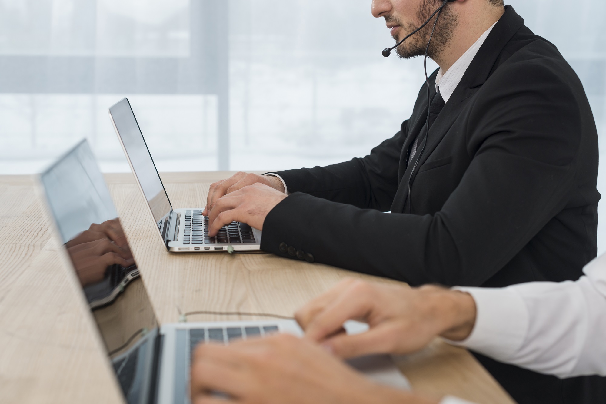 Salário médio nos ‘contact centers’ supera fasquia dos mil euros pela ...