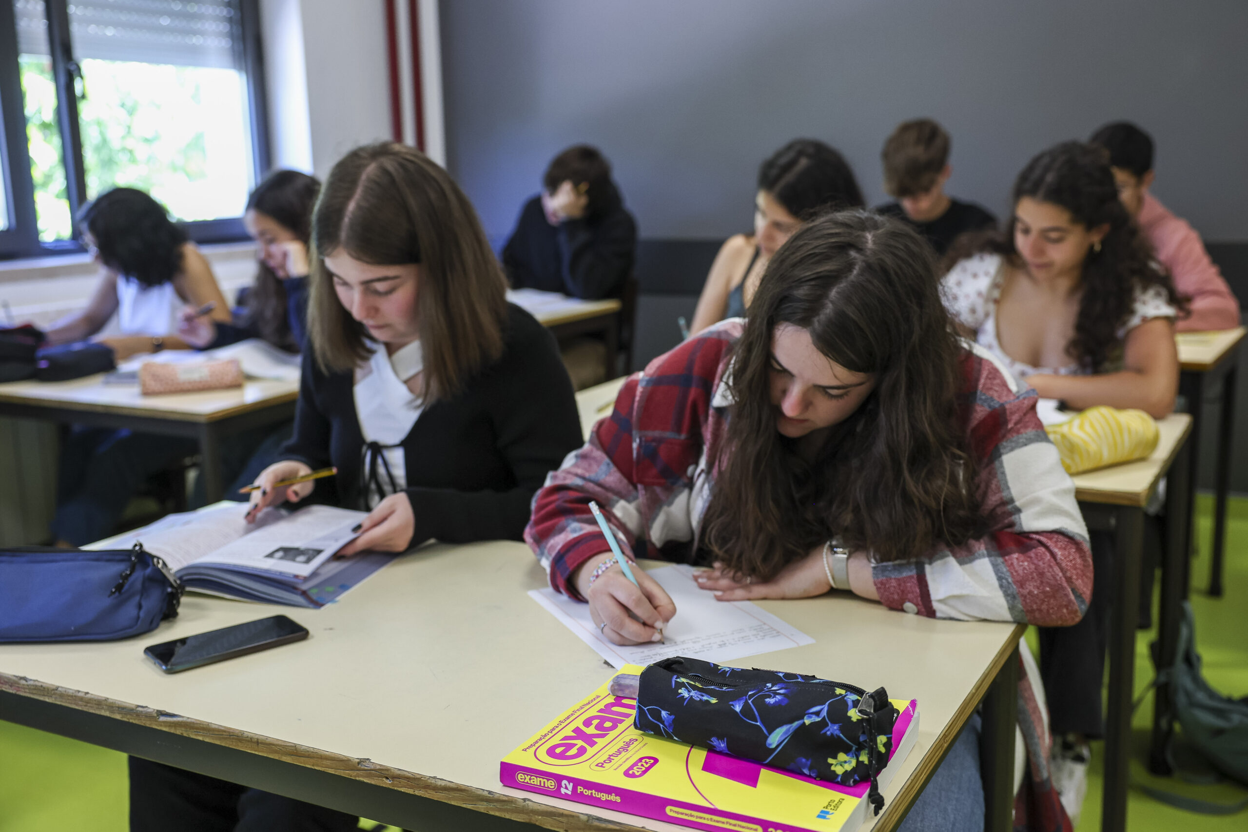 Mais de 81 mil alunos fazem hoje prova de Português no arranque dos ...